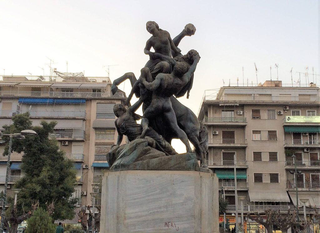 Το εικαστικό σύμπλεγμα-μυστήριο στην πλατεία Βικτωρίας - slpress.gr