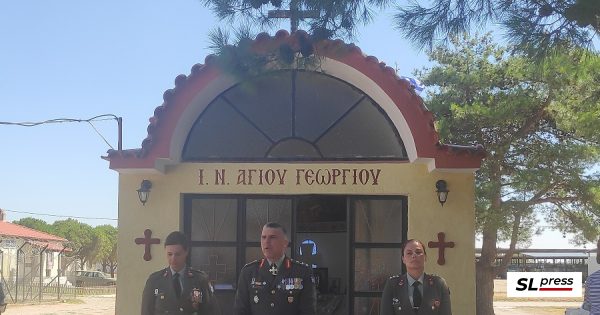 Η διοικητής Αθανασία παραδίδει τη μάχιμη μονάδα του Έβρου στην Ευγενία ...