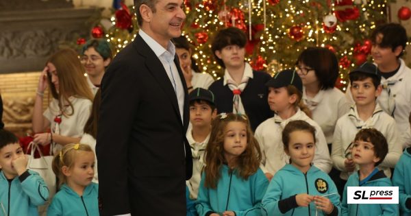 Κάλαντα και ευχές για τον πρωθυπουργό στο Μέγαρο Μαξίμου - slpress.gr