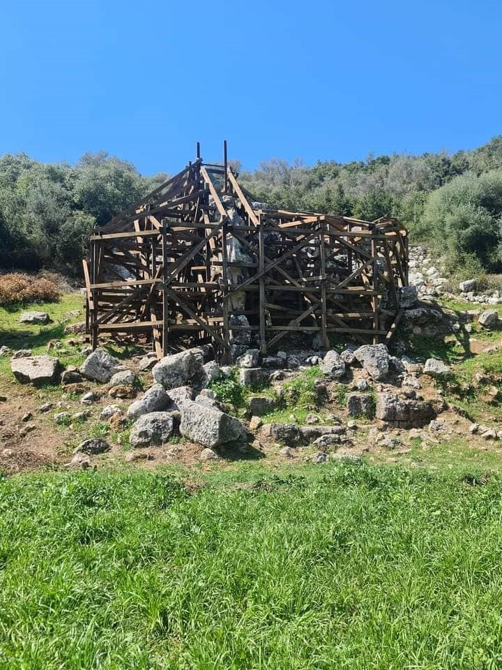 Αυλόπορτα Παλαιομάνινας: Ένα αρχαίο μνημείο τριάντα χρόνια στην αναμονή ...
