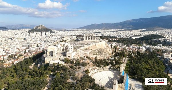 Εναέρια περιήγηση στον "ιερό βράχο" των Αθηναίων - slpress.gr
