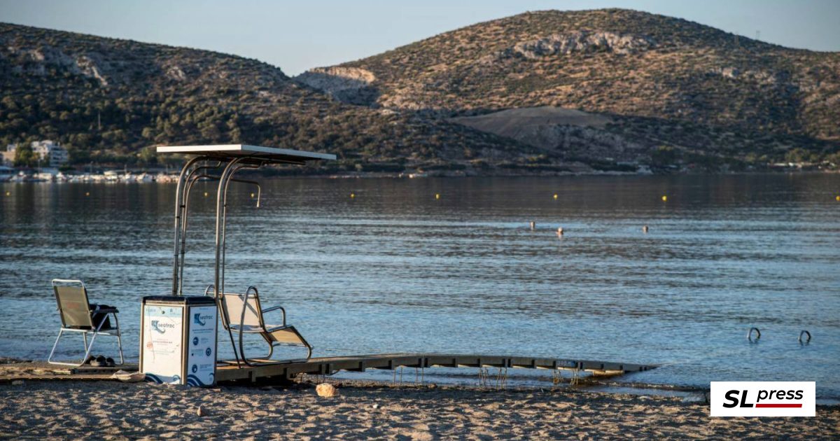 Η παραλία στις Αλυκές Αναβύσσου γυρίζει σελίδα: Καθαρή, προσβάσιμη ...